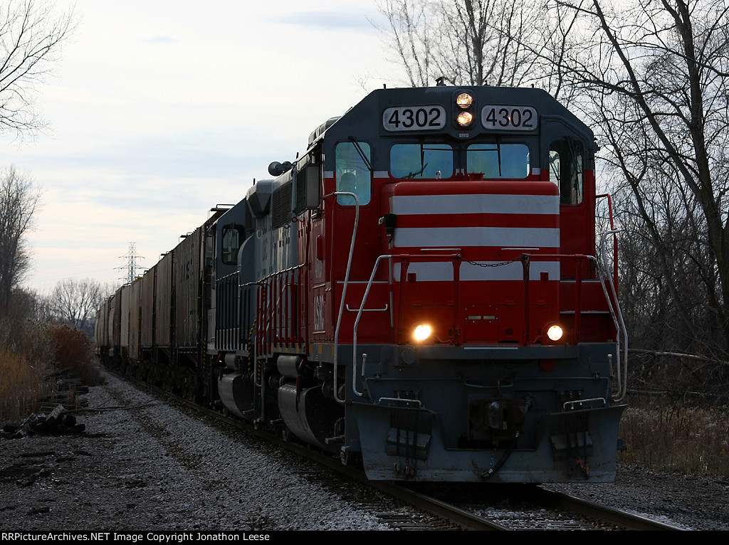 LSRC 4302 leads 10 grain hoppers north to Bay City